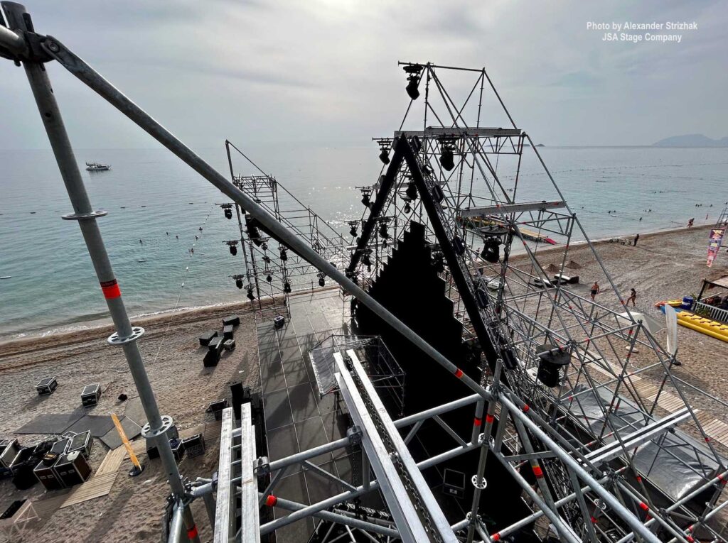 СИЛЬНЫЕ LAYHER TWIXBEAM НА ПЛЯЖЕ СРЕДИЗЕМНОГО МОРЯ В ТУРЦИИ — СЦЕНИЧЕСКАЯ КОМПАНИЯ JSA